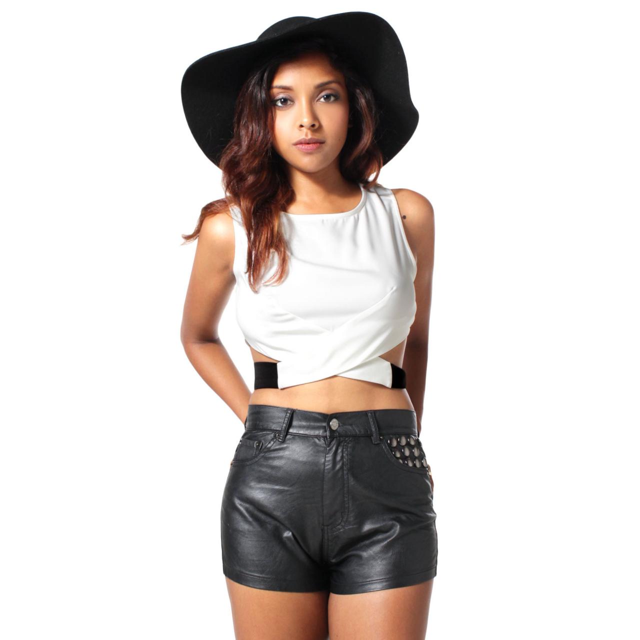 Hem Twist Crop Top on Luulla